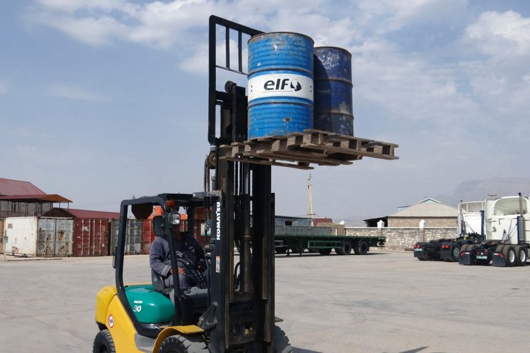 7 errores comunes al operar un montacargas y como evitarlos